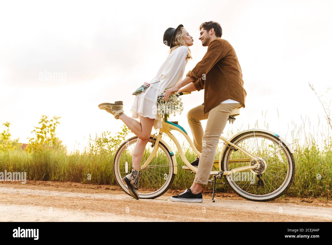 Kissing couple with bicycle hi-res stock photography and images - Alamy