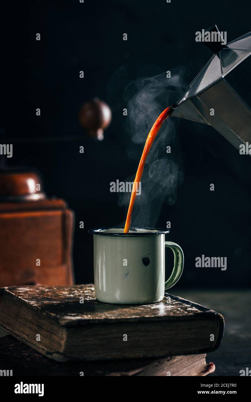 Poring tea hi-res stock photography and images - Alamy