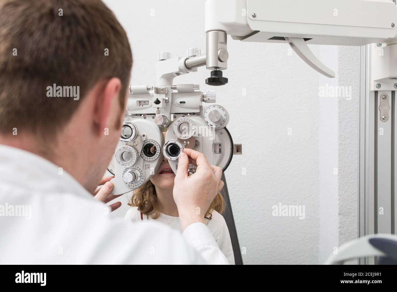 Girls with eye glasses hi-res stock photography and images - Alamy