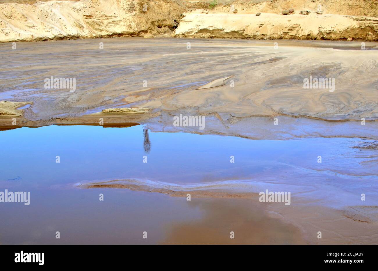 Sand and gravel washing production process in open-pit mining. Crushing ...