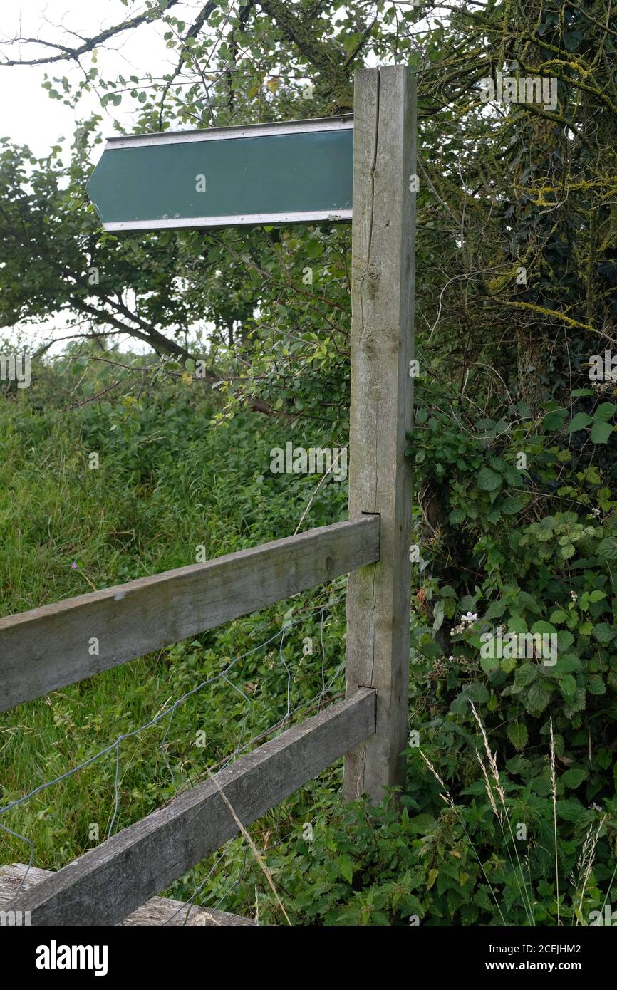 Footpath route signs hi-res stock photography and images - Alamy