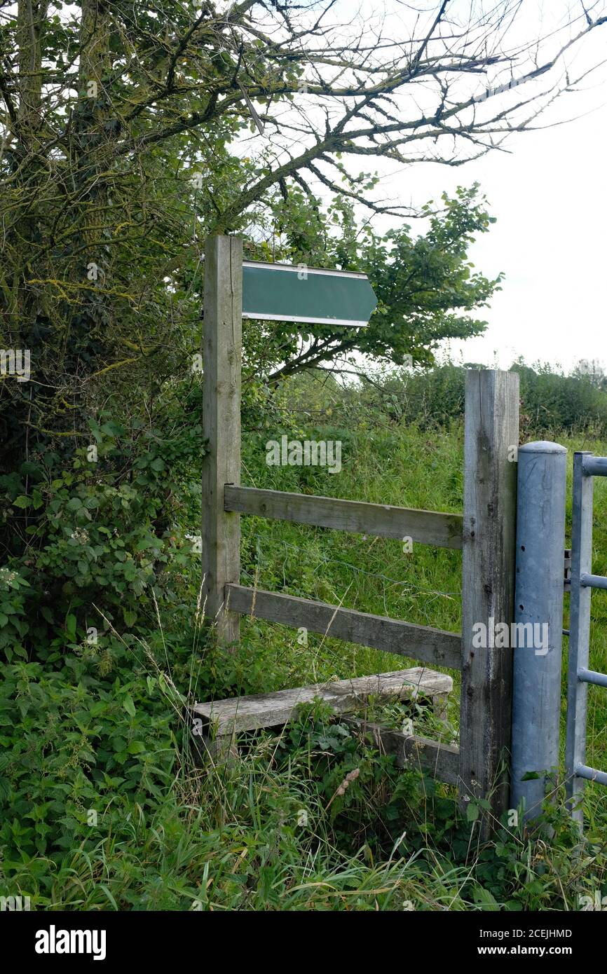 August 2020 - Blank Public footpath signs, add your own text ...