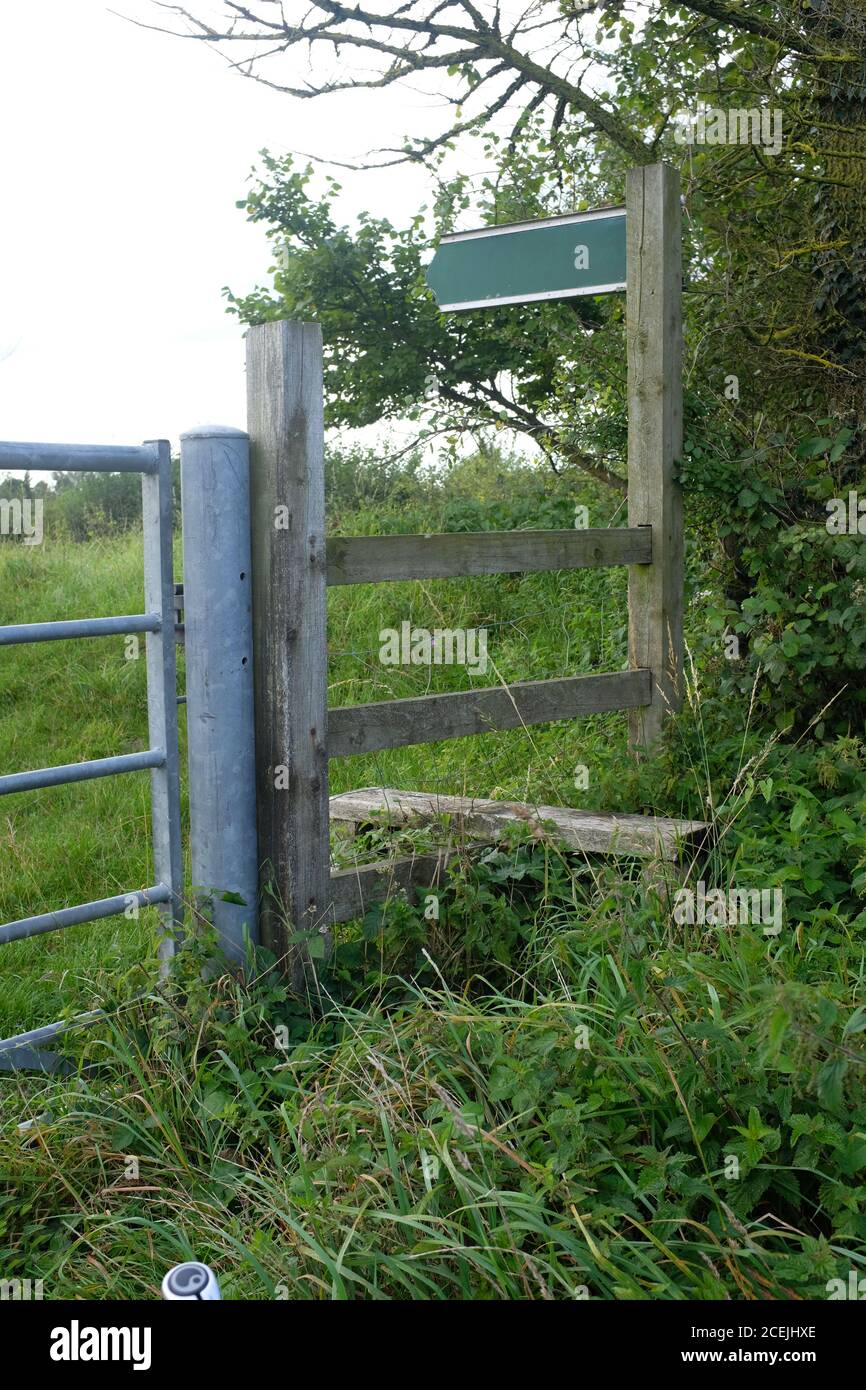 August 2020 - Blank Public footpath signs, add your own text ...