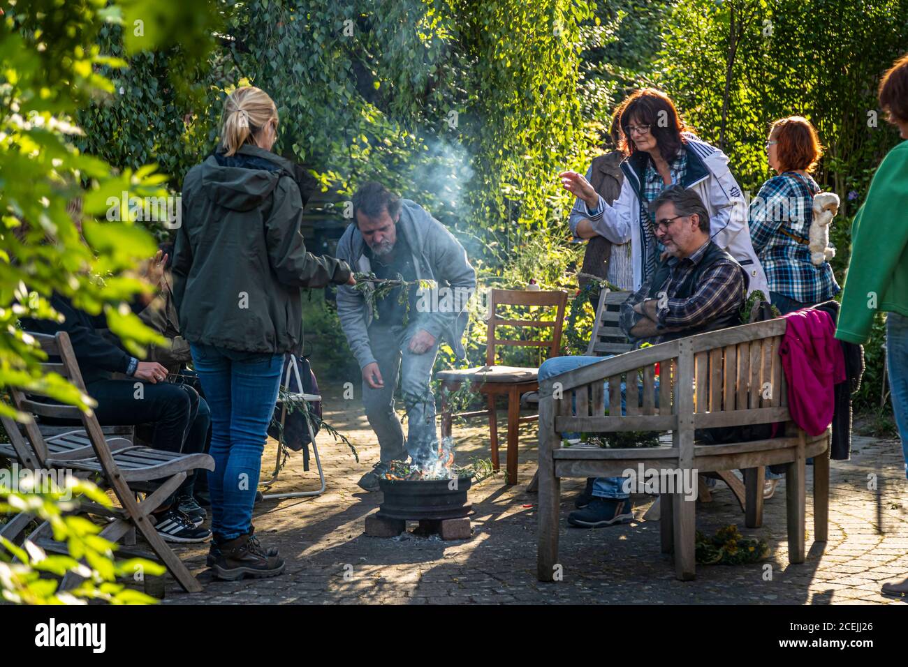 People foraging food hi-res stock photography and images - Alamy