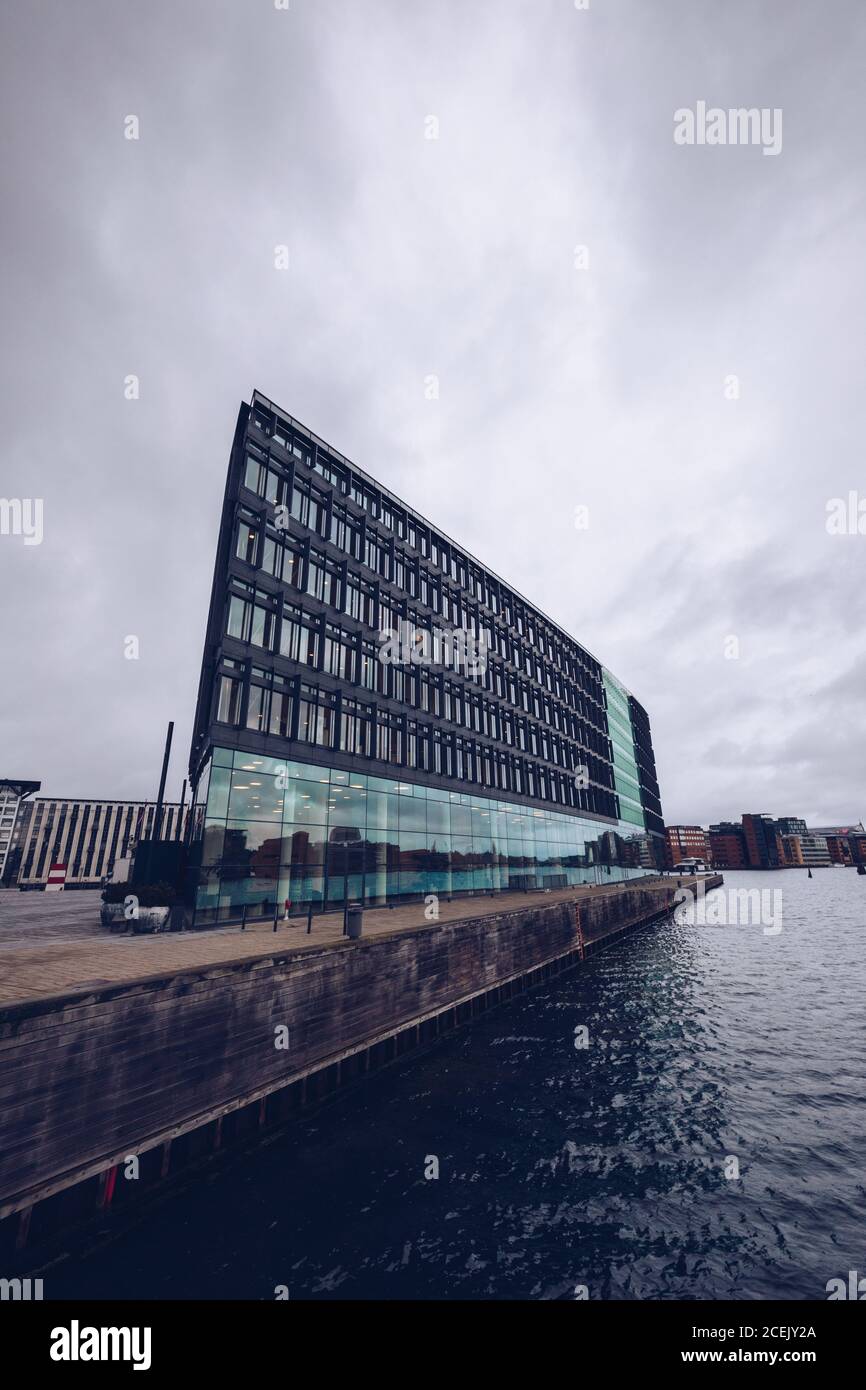 Black glass panels hi-res stock photography and images - Alamy