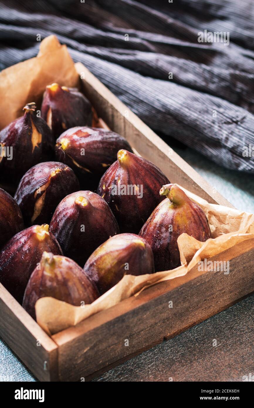 Fresh figs in a wooden box Stock Photo - Alamy