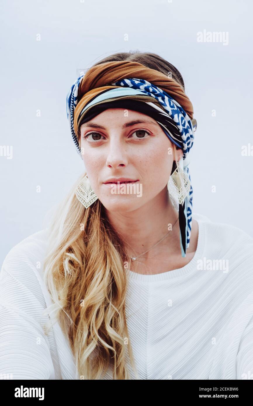 Woman bright white cloth hi-res stock photography and images - Alamy