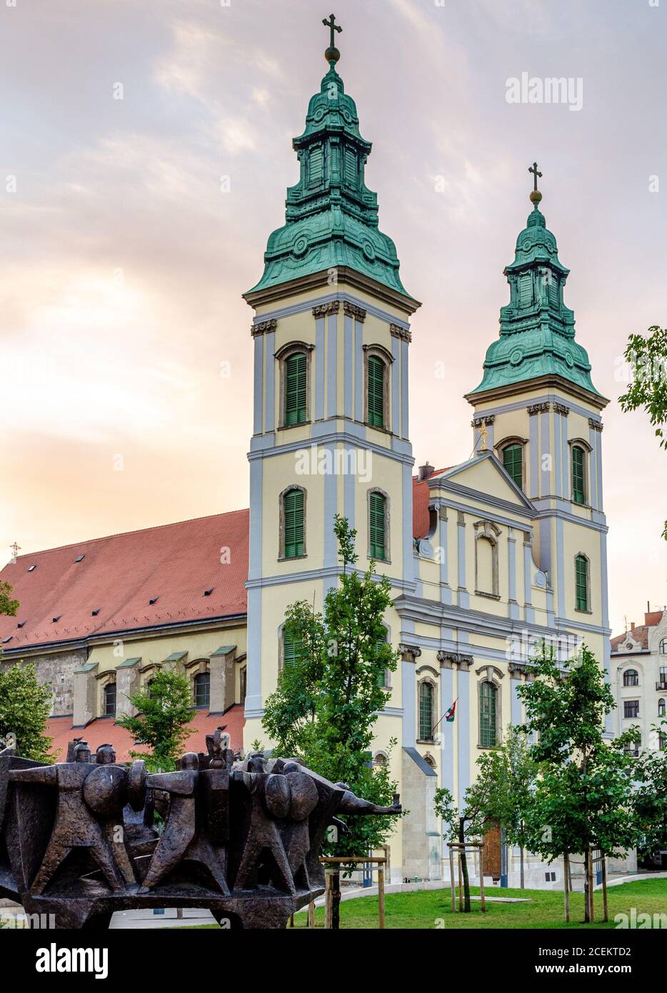 Inner city church hi-res stock photography and images - Alamy