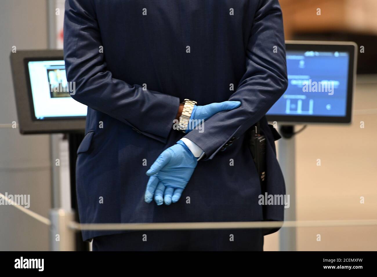 Art museum security guard new york hi-res stock photography and images ...
