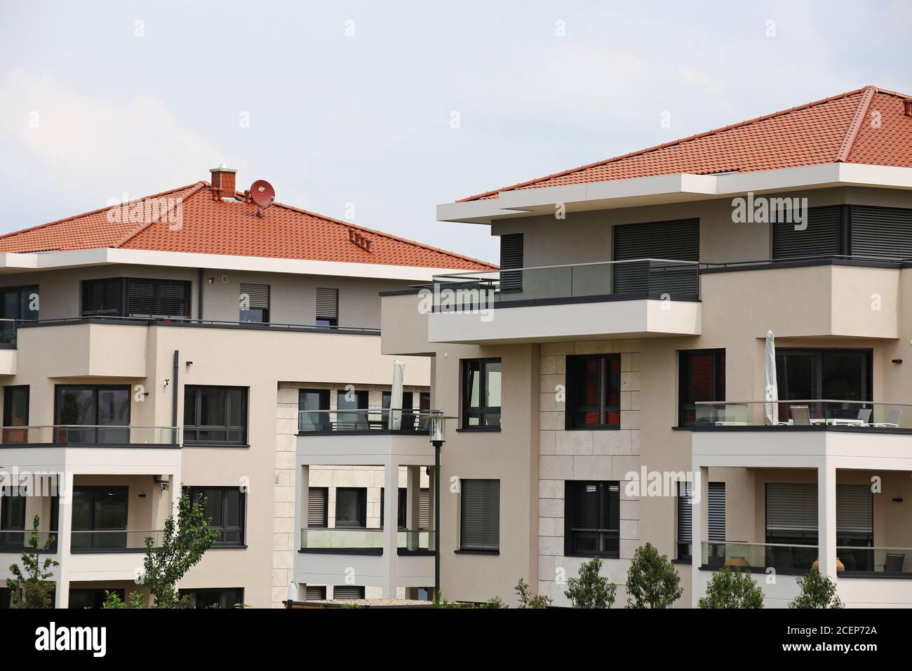Apartment complex image hi-res stock photography and images - Alamy