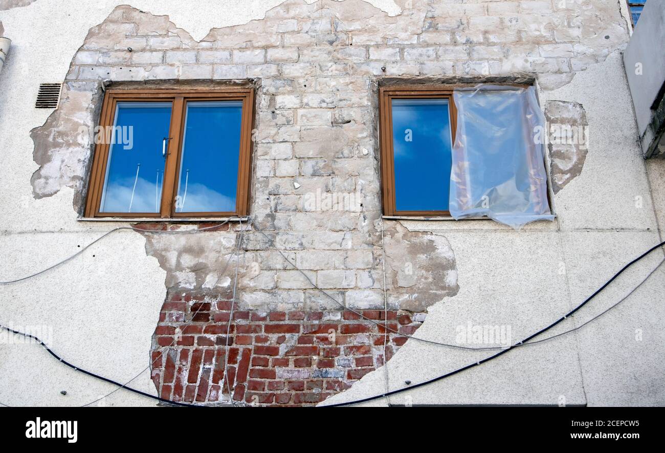 Crumbling plaster broken windows hi-res stock photography and images ...