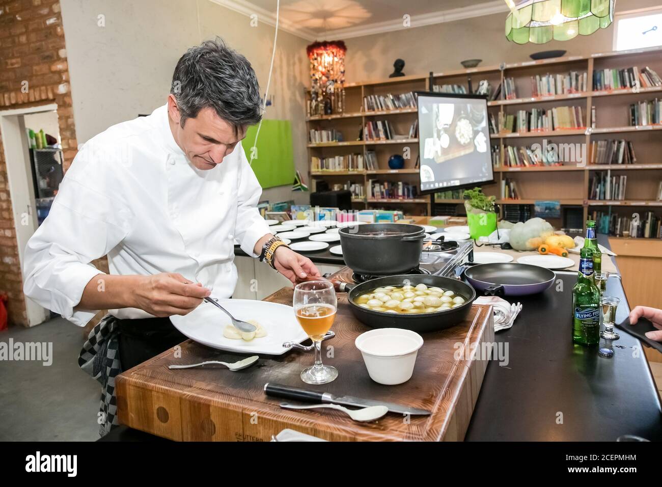 Plating up hi-res stock photography and images - Alamy