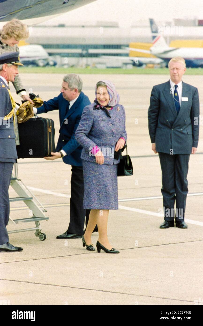 Queen Elizabeth arriving at London Heathrow Airport Stock Photo - Alamy
