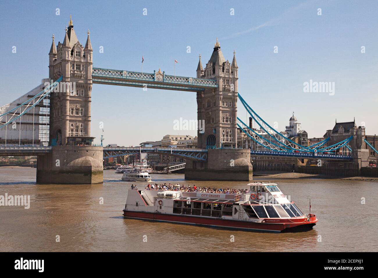 Thames river cruise boat hi-res stock photography and images - Alamy