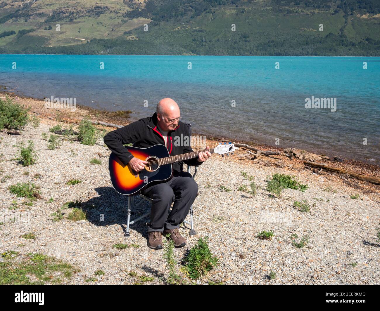 Playting guitar outside hi-res stock photography and images - Alamy