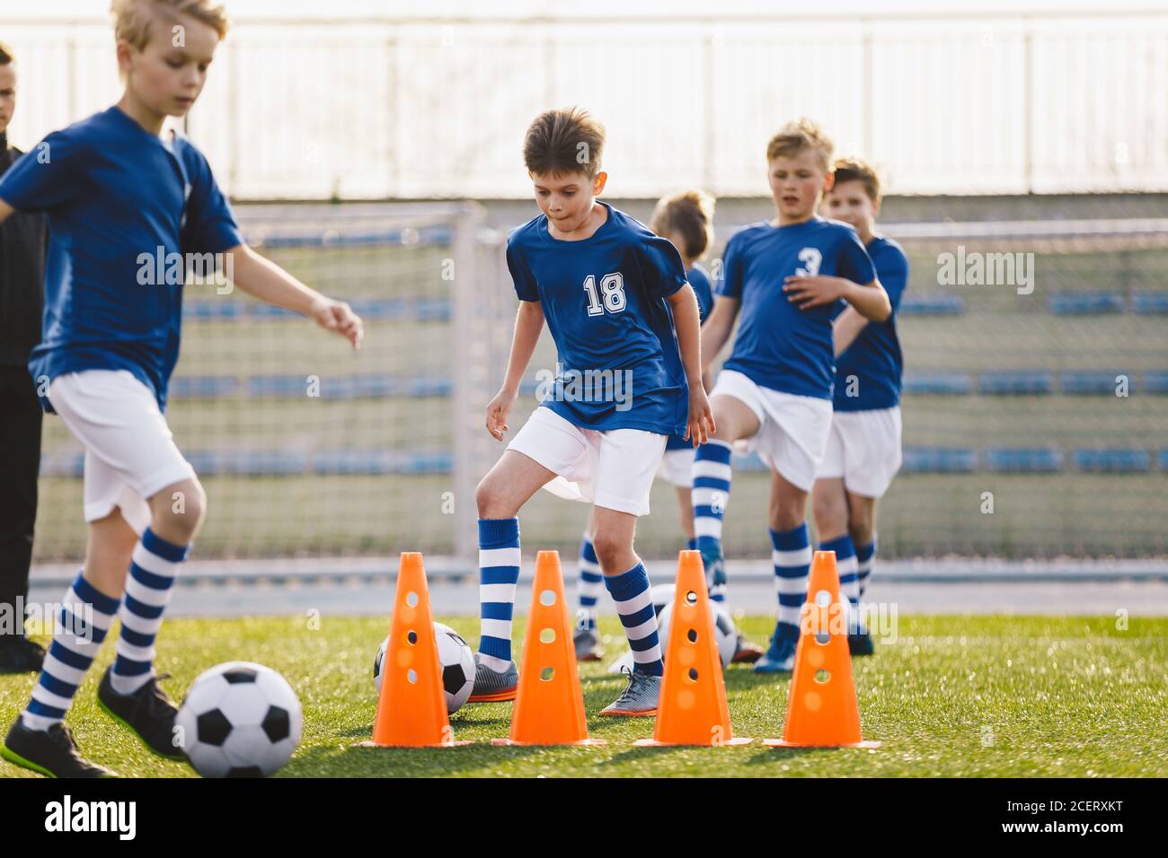Youth team training hi-res stock photography and images - Alamy
