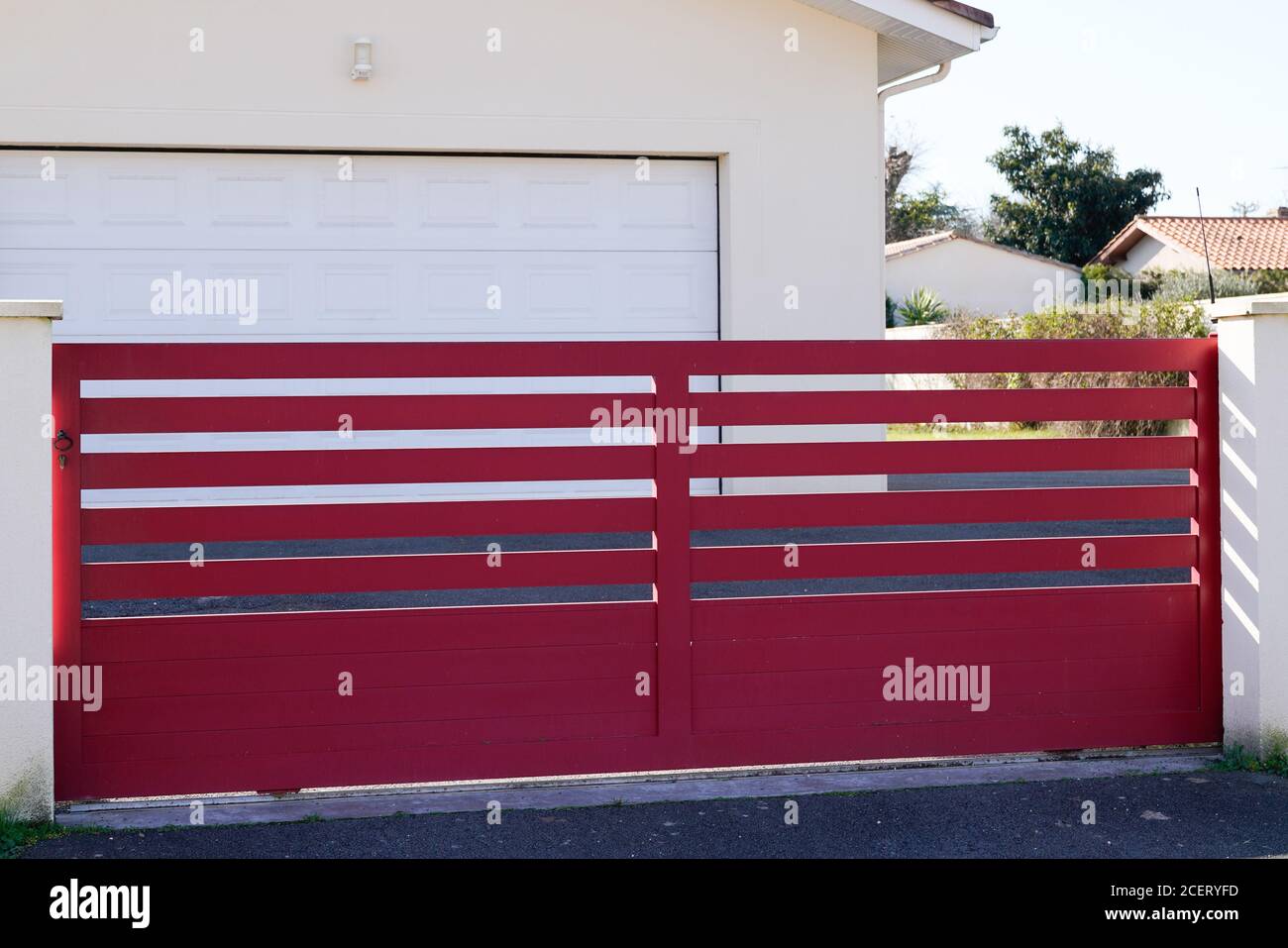 red design metal aluminum gate of modern house Stock Photo - Alamy