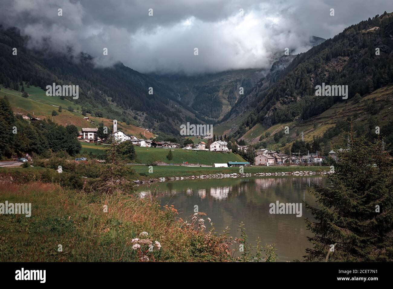 Alpine mountain landscape lake hi-res stock photography and images - Alamy