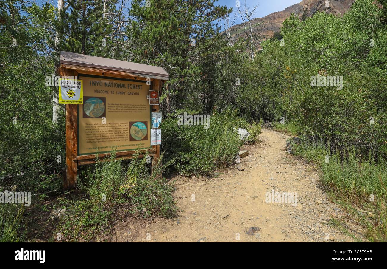 Lee vining sign hi-res stock photography and images - Alamy