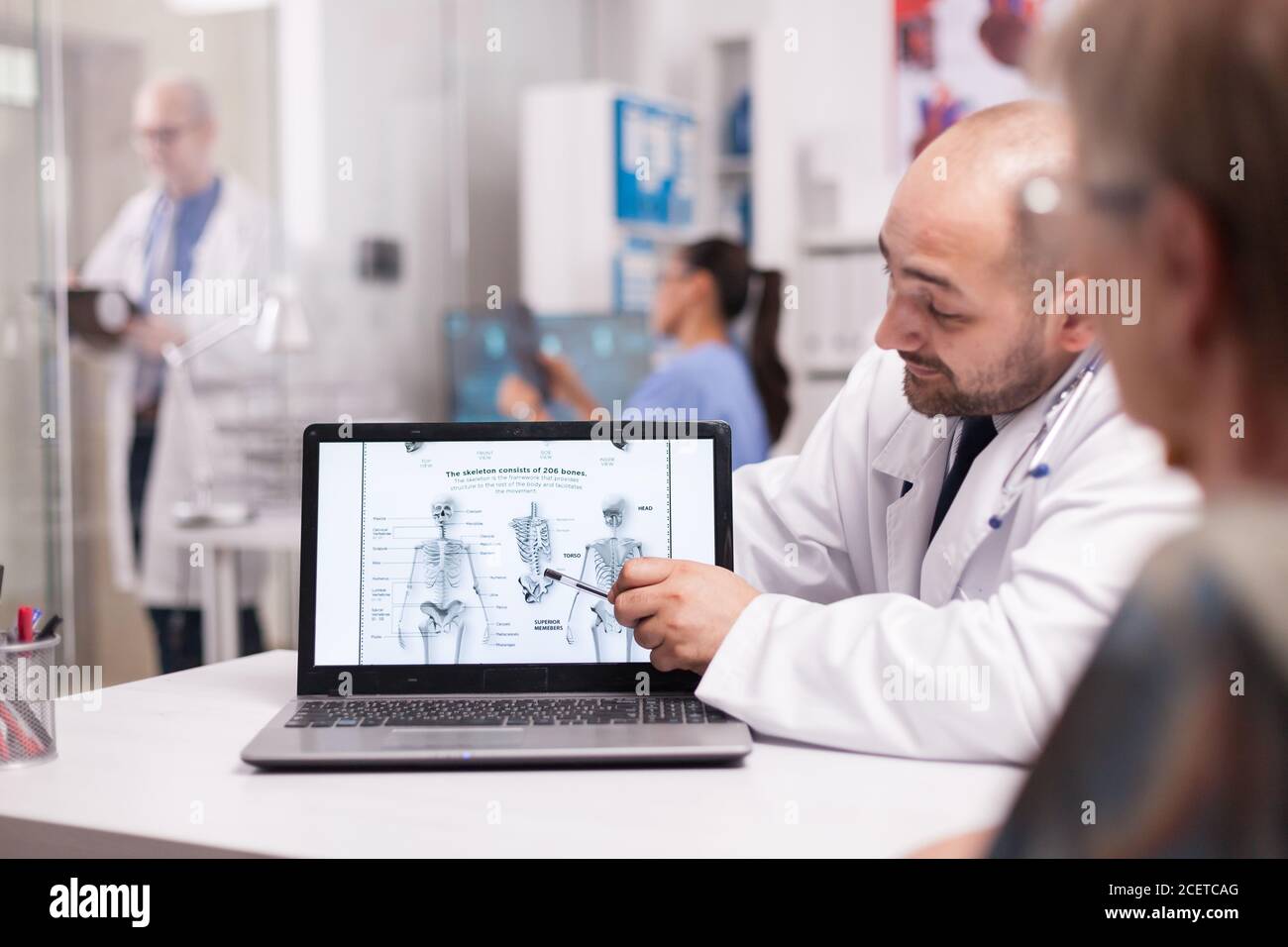 Woman doctor explaning tomography scan hi-res stock photography and ...