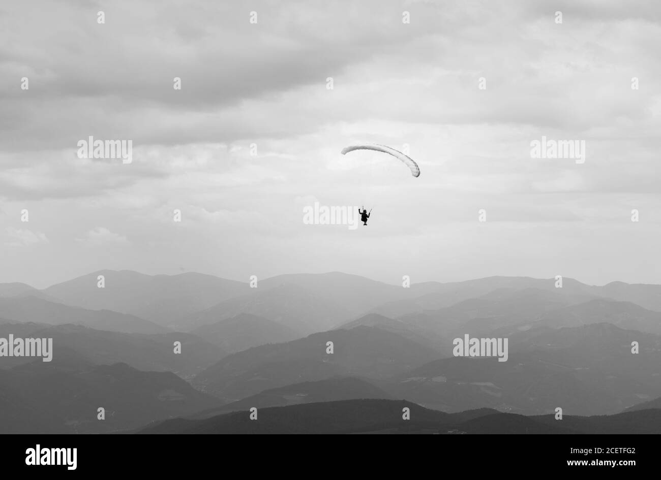 Black parachute hi-res stock photography and images - Alamy