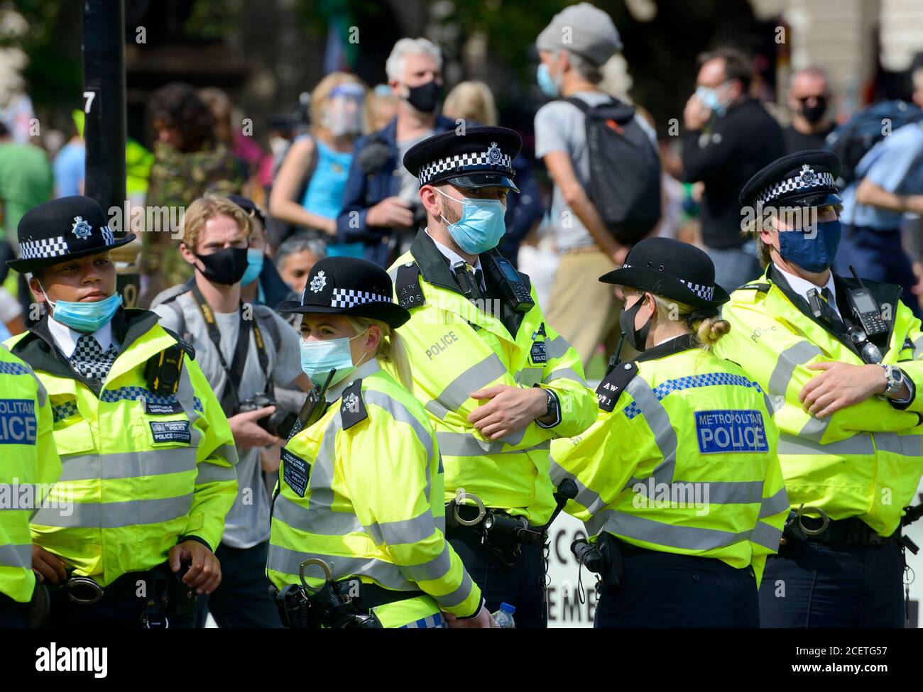 Police wearing masks covid hi-res stock photography and images - Alamy