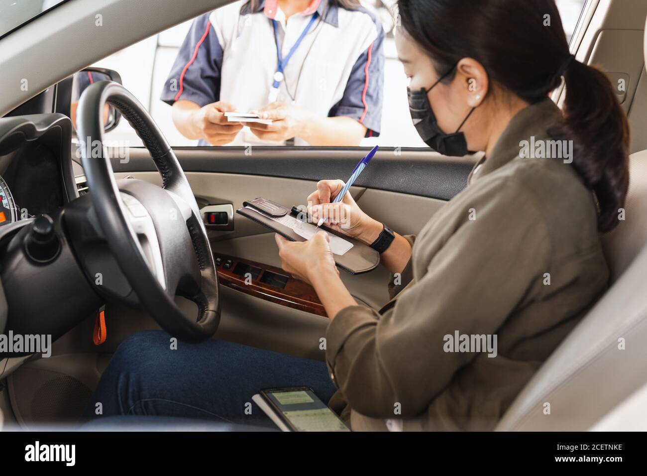 Customer signing credit card slip High Resolution Stock Photography and ...