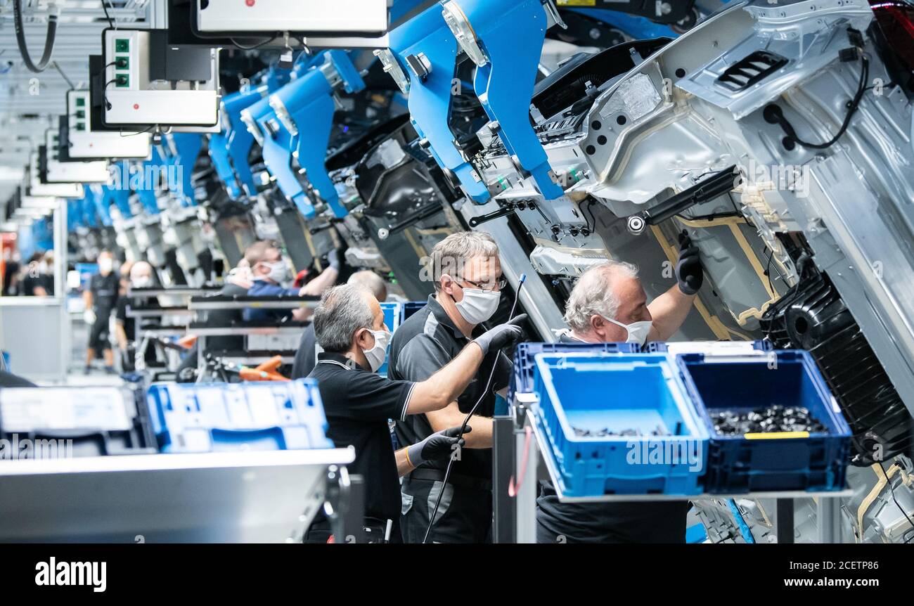 Sindelfingen, Germany. 02nd Sep, 2020. Mercedes-Benz employees work on ...