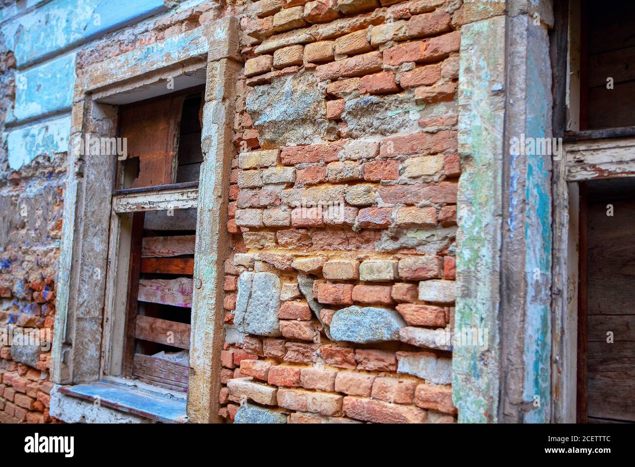 Crushing brick wall building hi-res stock photography and images - Alamy
