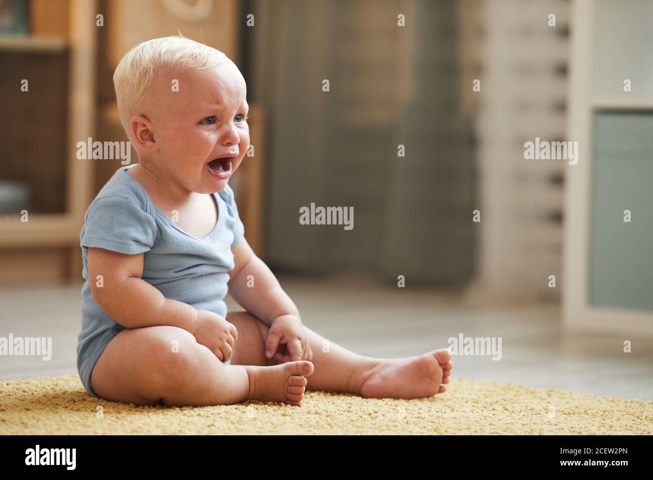 Child crying sitting on floor hi-res stock photography and images - Alamy