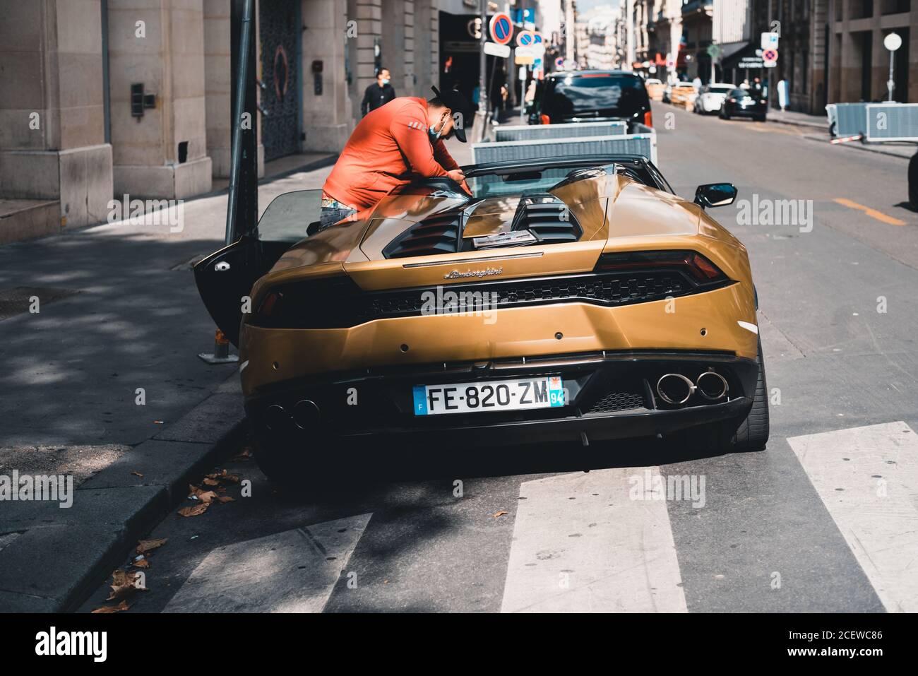 Fancy cars of paris hi-res stock photography and images - Alamy