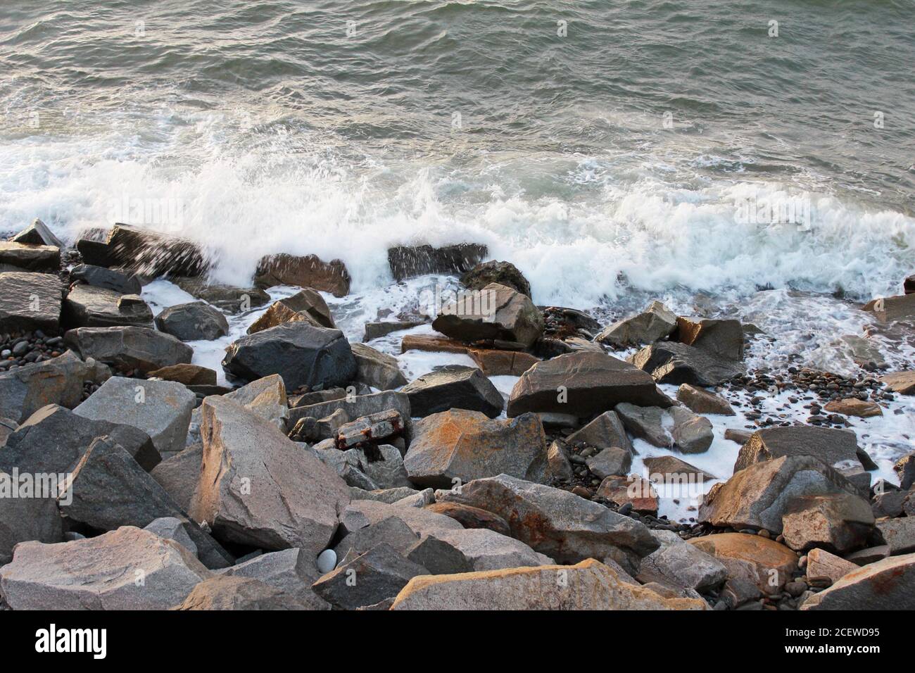 Ocean waves hitting rocks hi-res stock photography and images - Alamy