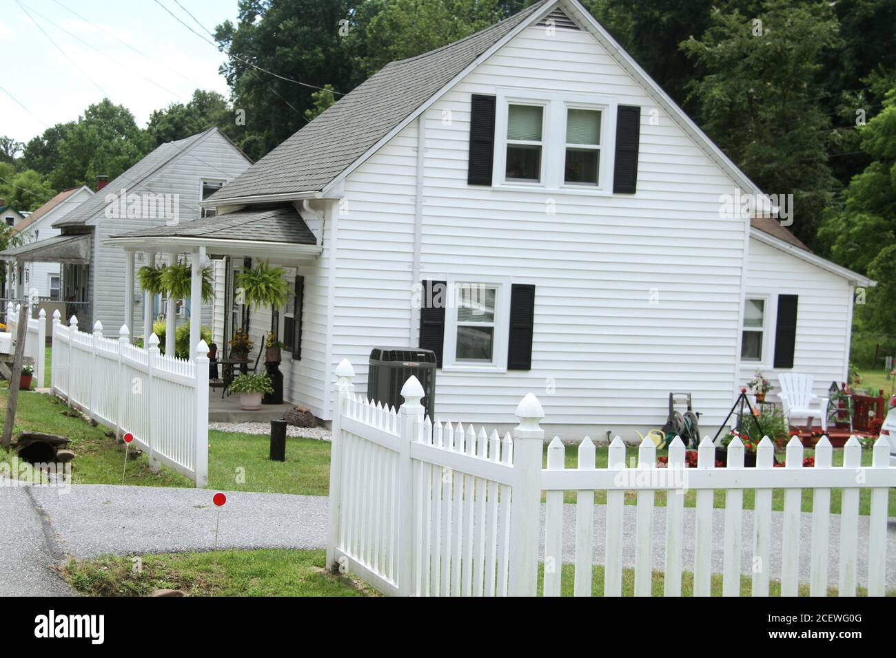 Simple houses in hi-res stock photography and images - Alamy
