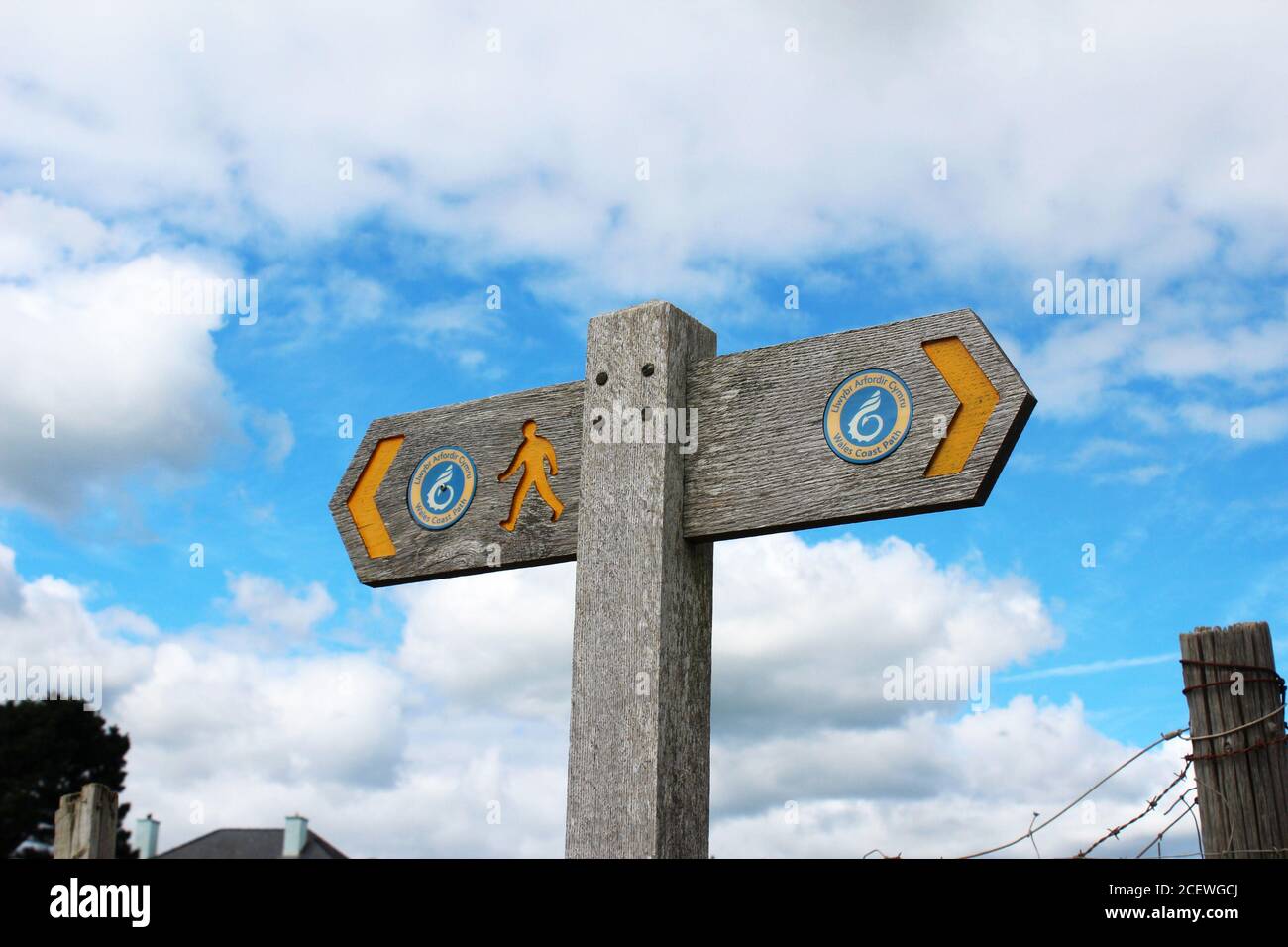 Criccieth coast path sign hi-res stock photography and images - Alamy