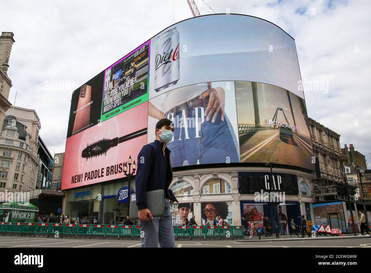 London, UK. 31st Aug, 2020. A man wearing a face mask walking past ...