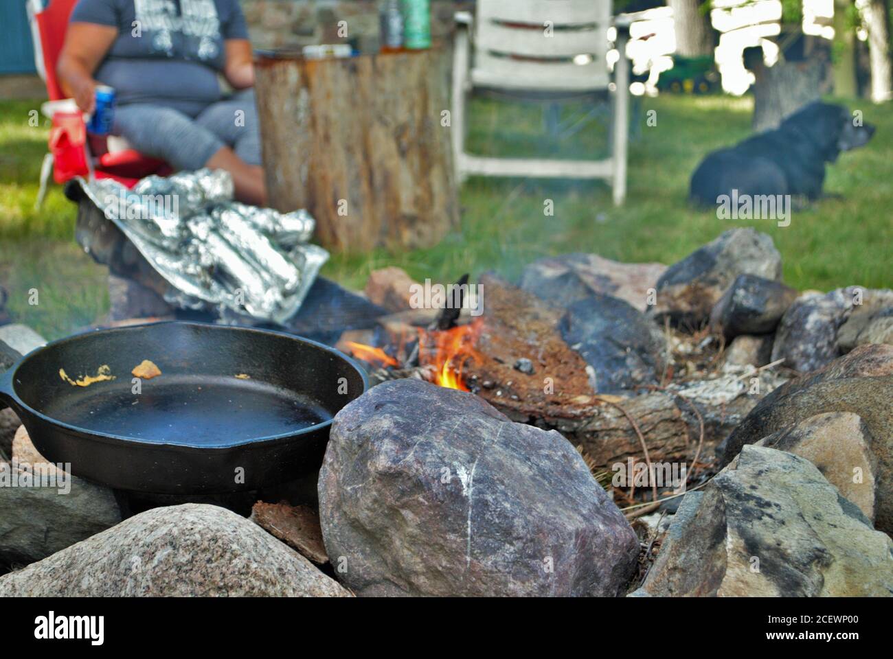 Cooking corn on the cob over a camp fire Stock Photo - Alamy