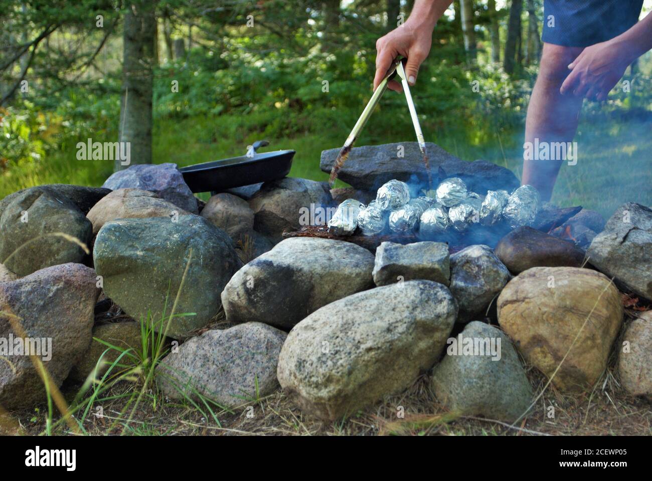Cooking corn on the cob over a camp fire Stock Photo - Alamy