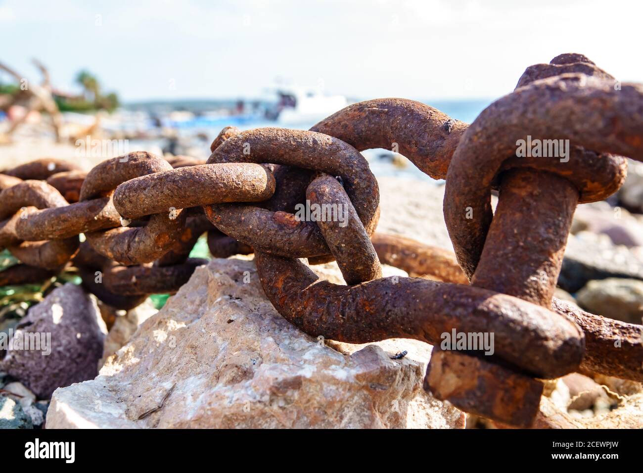 Steel chain links anchor hi-res stock photography and images - Alamy