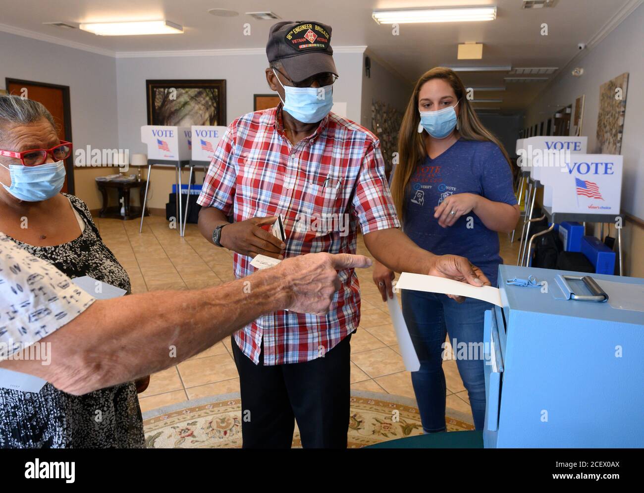 Texas vote booth hi-res stock photography and images - Alamy