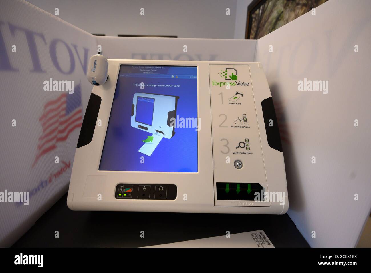 Electronic voting machine hi-res stock photography and images - Alamy