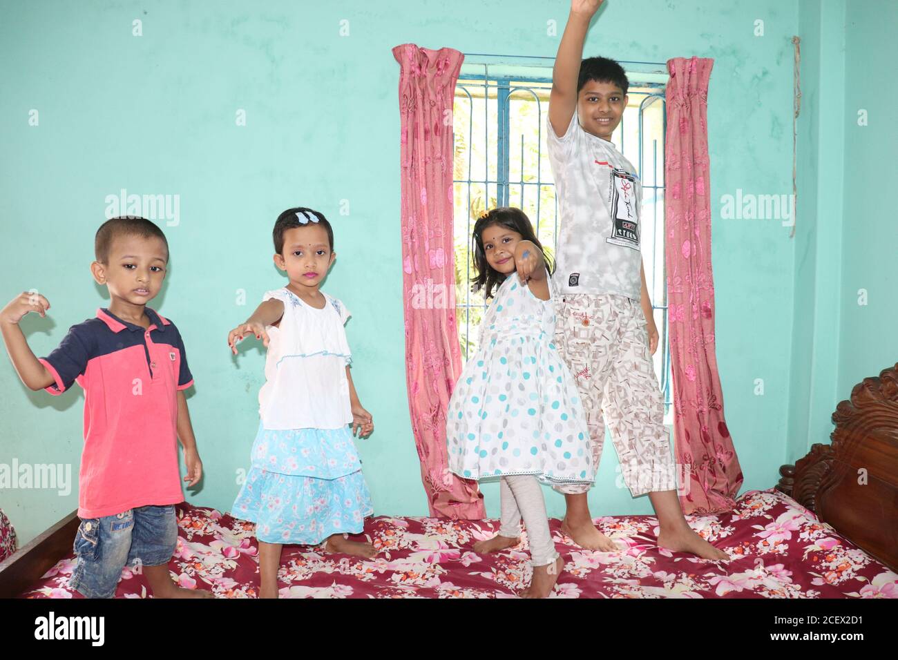 Kids dancing at home hi-res stock photography and images - Alamy