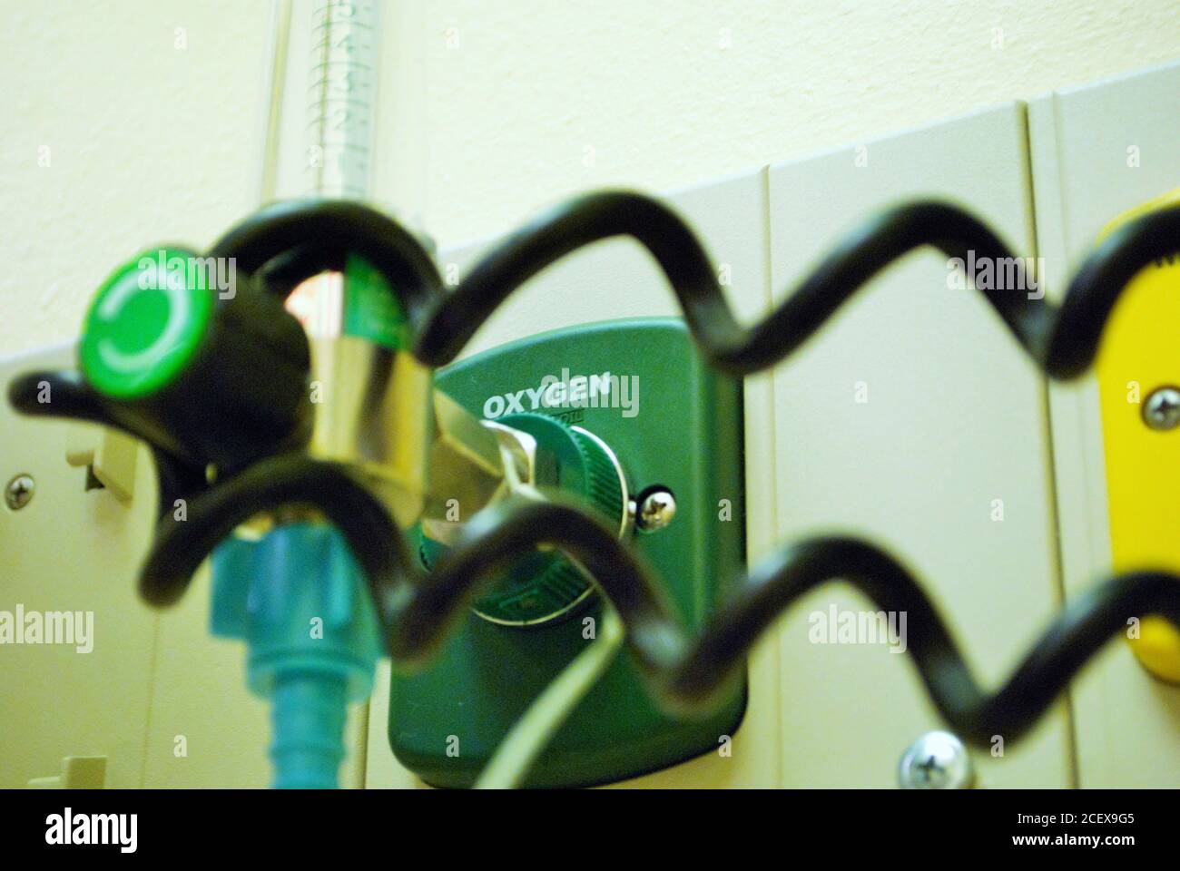 Oxygen port pressure regulator flow meter in the emergency room Stock ...