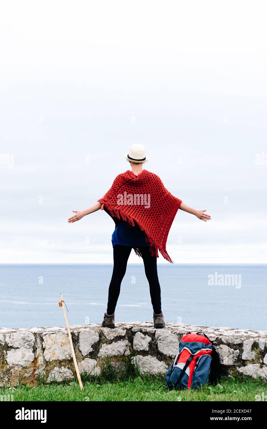 Female hiker full body hi-res stock photography and images - Alamy