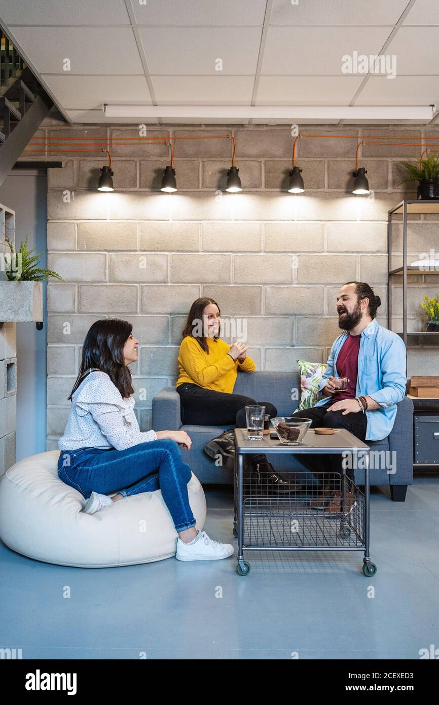 Group young people gathering hi-res stock photography and images - Alamy