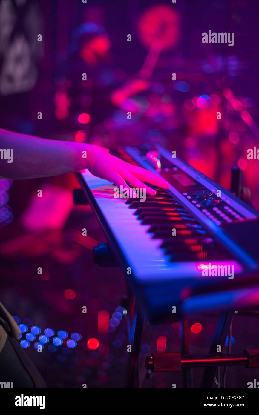 Man keyboardist hi-res stock photography and images - Alamy