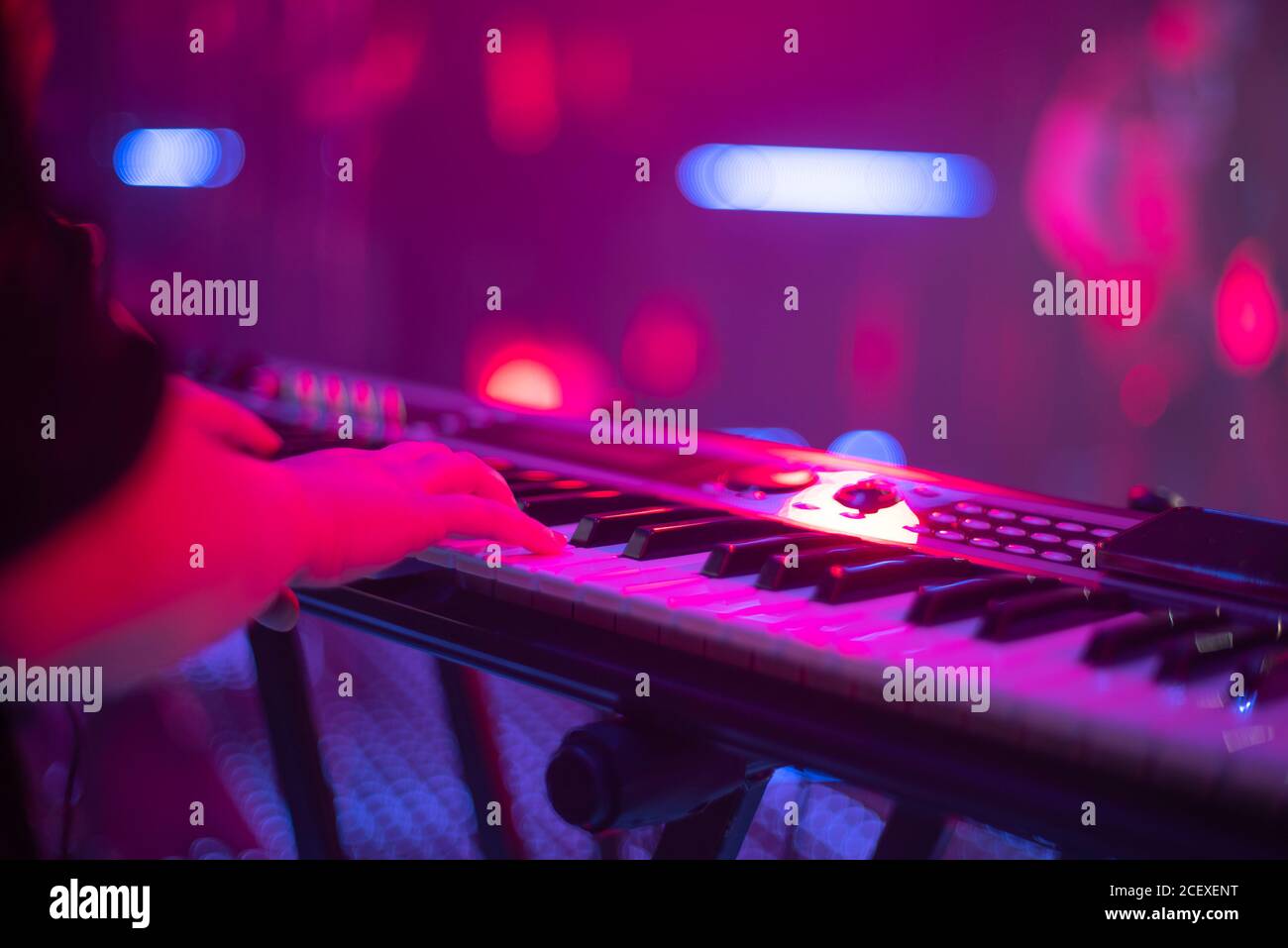 Keyboardist hi-res stock photography and images - Alamy