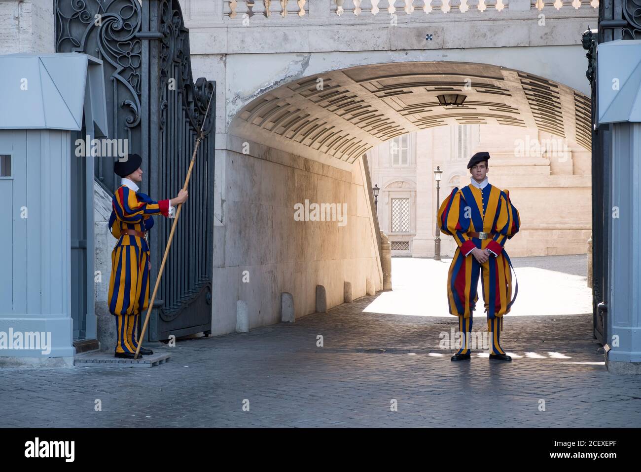 Soldiers of the Pontifical Swiss Guard standing next to Saint Peter's ...
