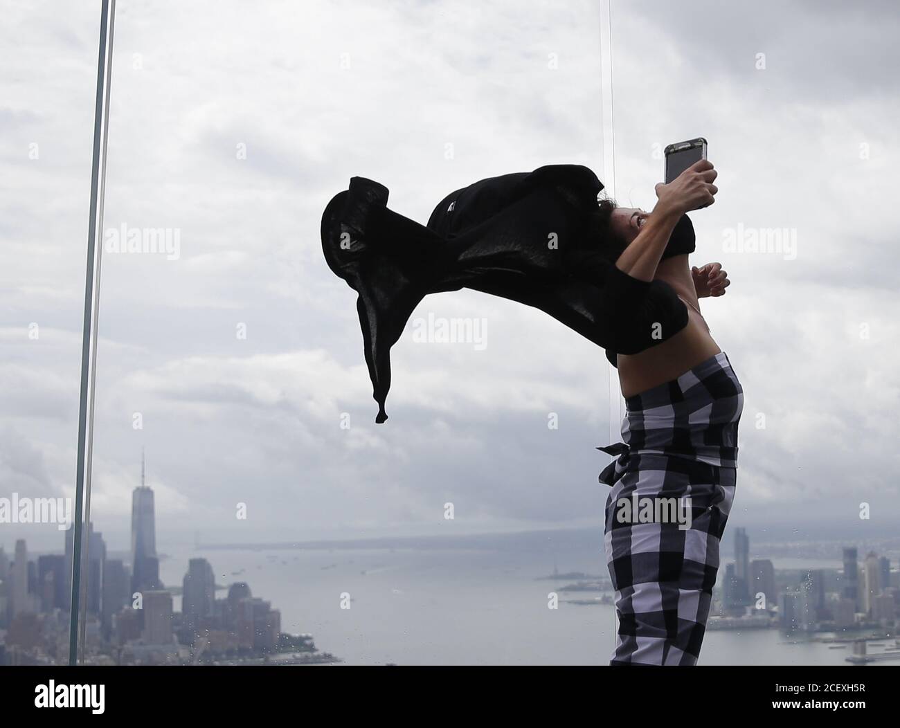 Wind gust woman hi-res stock photography and images - Alamy