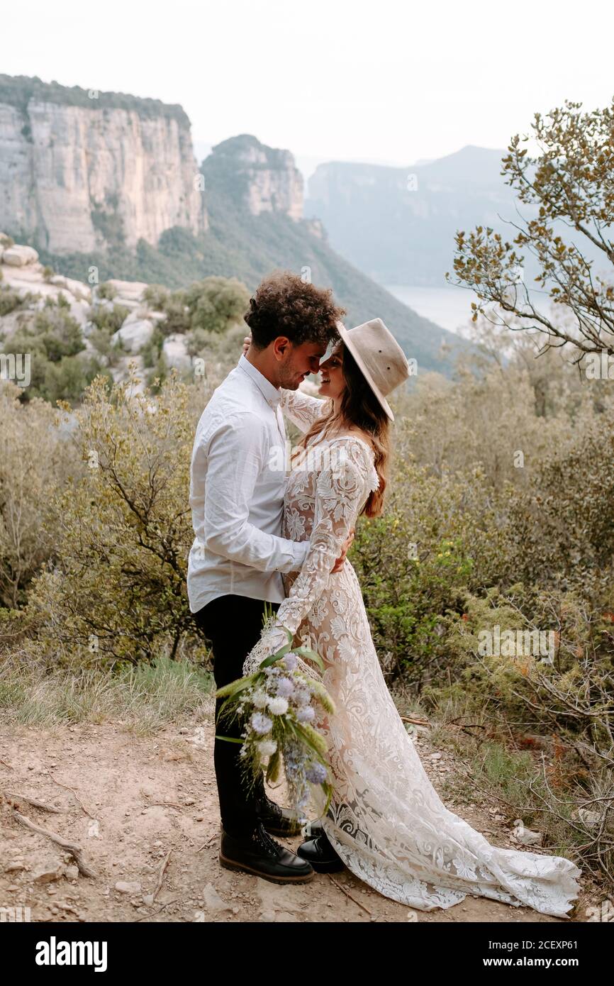 Couple full body kissing hi-res stock photography and images - Alamy