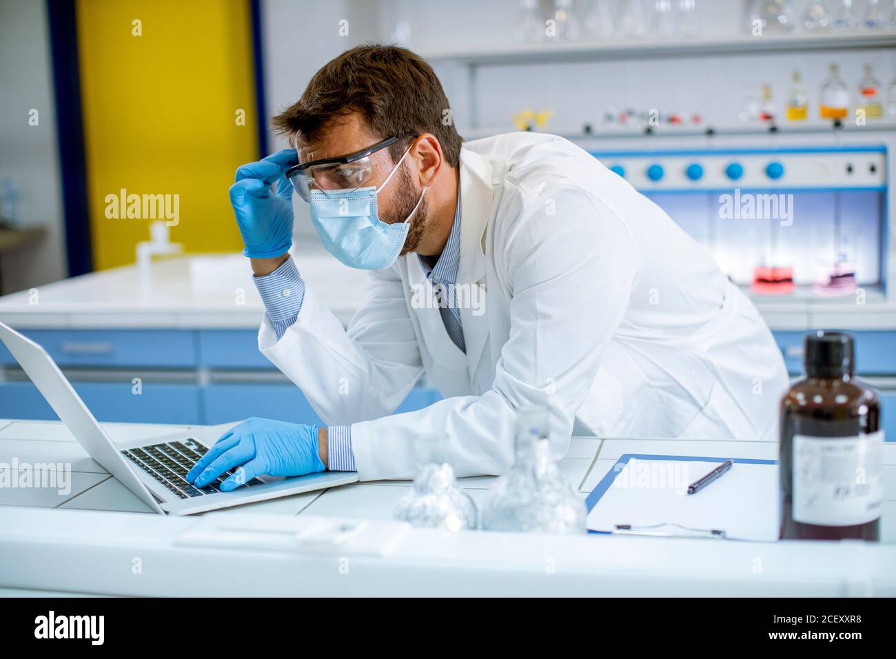 Using lab equipment hi-res stock photography and images - Alamy
